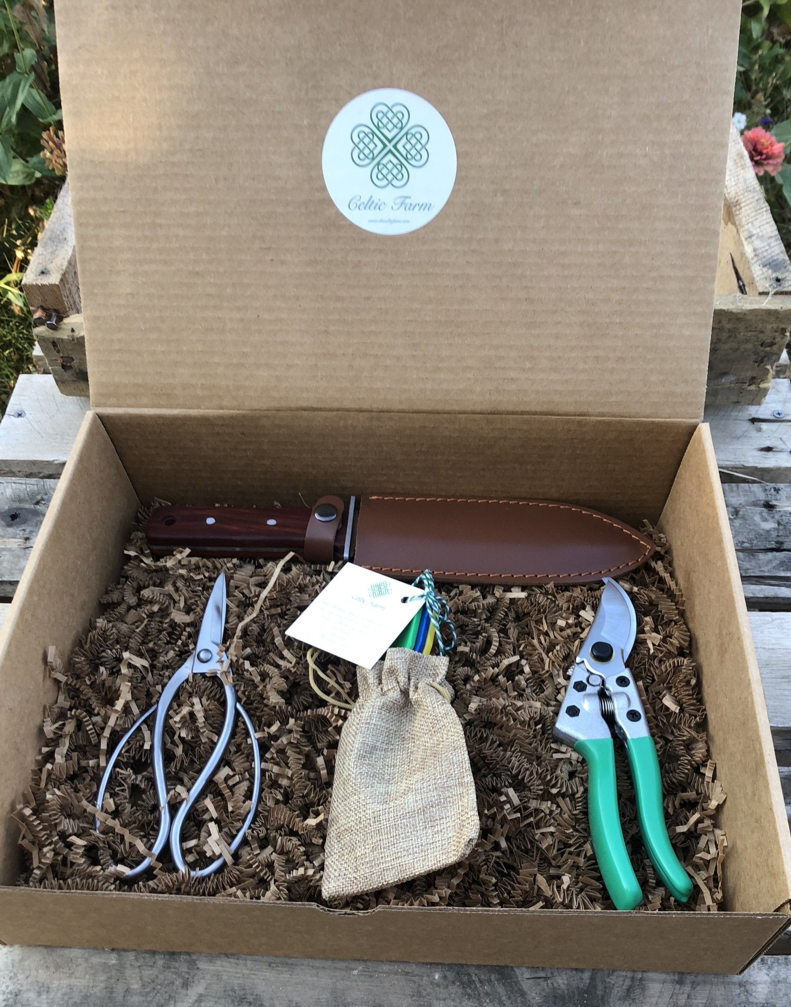 Ultimate Garden Gift Box - 4 Garden Tool Set (Hori Hori, Pruners, Gard ...